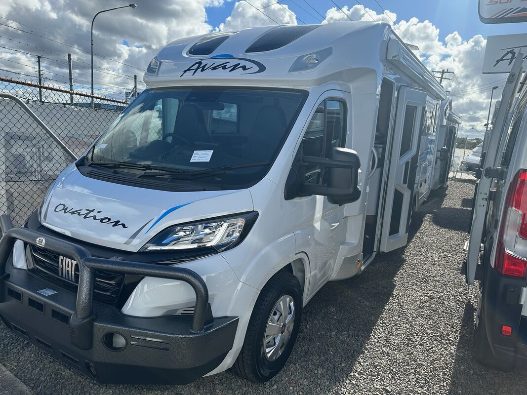 AvanOvation M10 B Class | Golf Super Centre